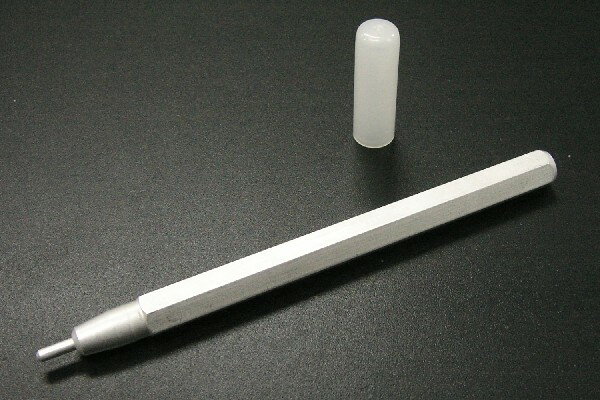 （ガラス基板等の)スポット的なゴミ除去に最適なクリーナーです。 導電性を保持しているため剥離帯電を低く抑える事ができ、静電気破壊やゴミの再付着を避けたい場合に大変オススメです。 ワークに合わせてペンゴムの形状を3種類(標準型・ペン型・へら型...