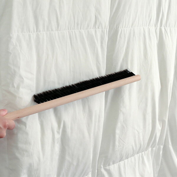 商品詳細 ◆ブラシ作りの職人が考えたふとん払いとふとん叩きの両方を備えたブラシです。 ◆毛先が柔らかく、根元が硬い豚毛で長さの違うブラシを実現。 ◆全長約60cmの長尺ブラシ。植毛幅が約40cmの幅広ブラシで広い面積でも素早くキレイになりま...