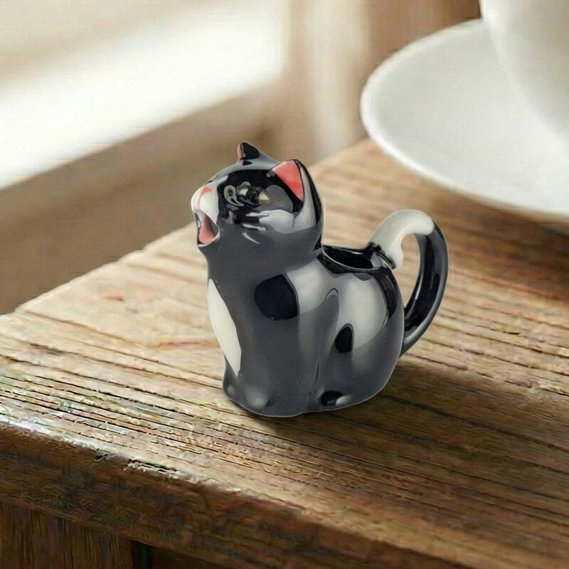 陶器で出来た、かわいい猫のミルクピッチャー（クリーマ―、ミルクポット）です。可愛いので置物やオブジェとして使ってもOKです。プレゼント、ホワイトデー等色んな場面の贈り物にも大変喜ばれます。SNS映えも。ひとつひとつ職人さんが顔を描いているの...