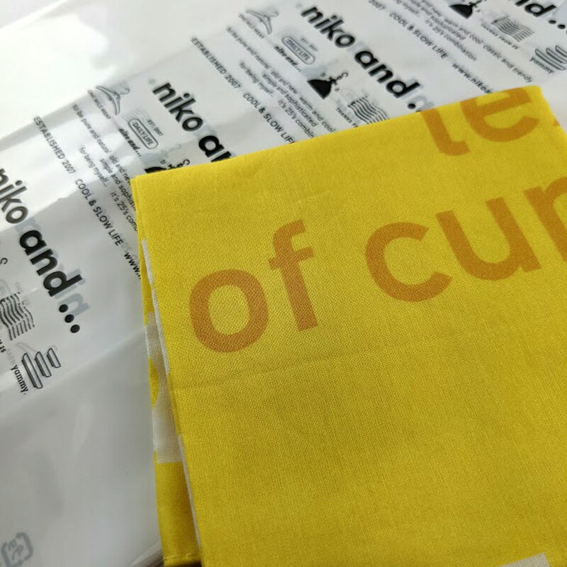 niko and…のハンカチです。プレゼントやご自身で使うのにちょっとおしゃれな逸品を。