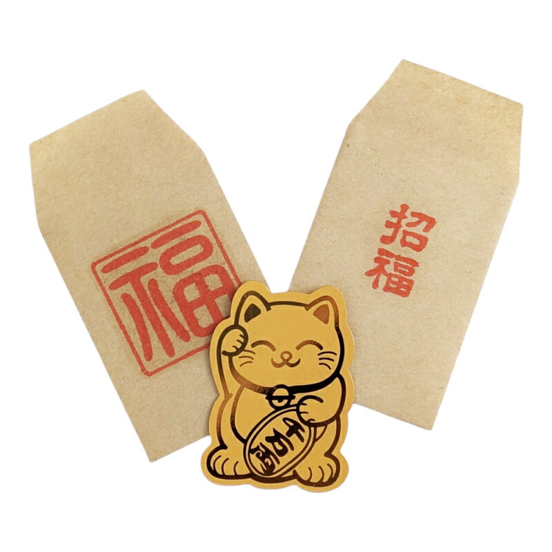 【黄金色の輝きと「千万両」の小判。ワンコインで手に入れる最強の金運。】 「大きな福を、いつでも肌身離さず持ち歩く。」 税込500円・ワンコインで手に入る、黄金色に輝く招き猫の御守りプレートです。 ■「千万両」を掴み取る、右手上げの招き猫 招...