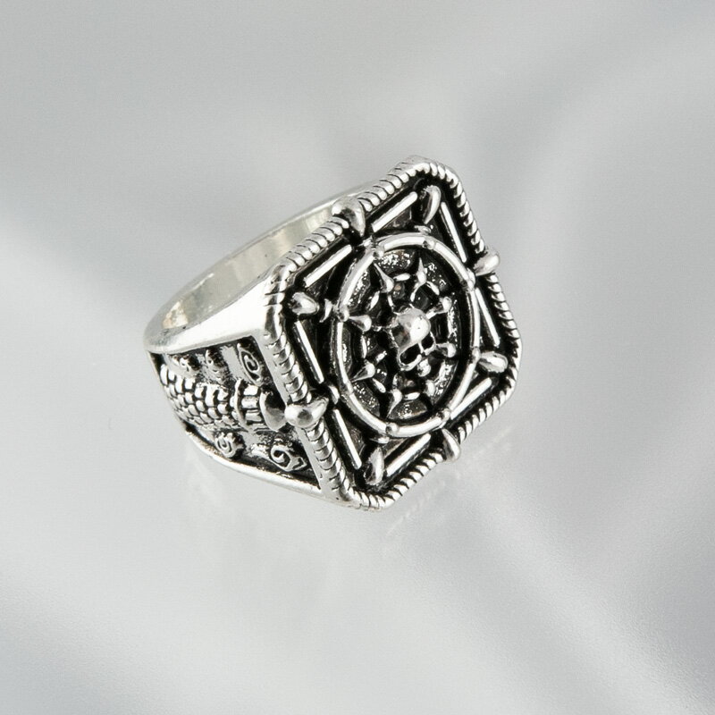 とてもカッコいいリングです。素材：亜鉛合金リング幅約2.3cm 約18号