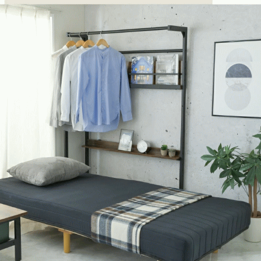 ■商品説明 インダストリアルシリーズのベッドハンガーラック。普段よく使う洋服などはベッドの上にかけ、カバンや帽子、小物などはラックのサイドボールにちょい掛け収納。マガジンラックにはお気に入りの雑誌を並べたり、棚板にはスマホや時計、小物などを...