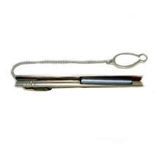 ▼ブランド：DAKS/ダックス[メンズアクセサリー] 　 シルバーカラーをベースに仕上げたこのタイピンは　ワンポイントが差し色となりとても冴え渡り、　タイピンのカラーも含めたトータルコーディネートが楽しめます。　 プレゼントにも最適な[タイ...