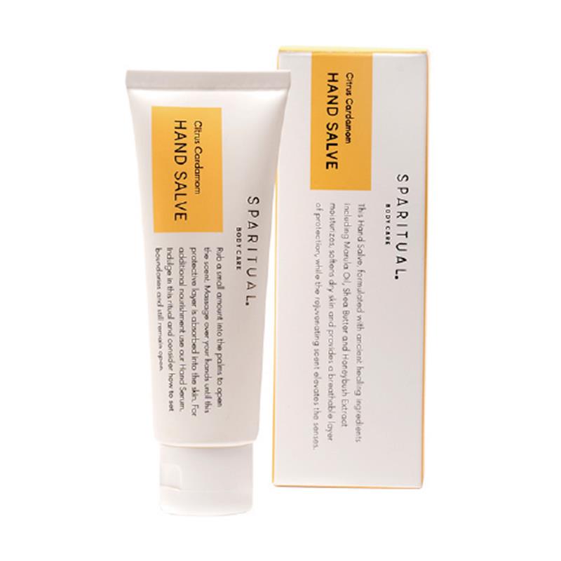 べたつかずなめらかな塗り心地のハンドクリーム。 肌にたっぷりとうるおいを与え、やわらかく保ちます。 みずみずしくフレッシュなシトラスとカルダモンの香り。 [使用方法] 清潔な肌に適量を塗布し、なじませてください [全成分]水、セテアリルアル...