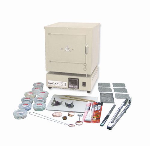 ◆七宝制作をすぐに始められるフルセットです。 ＜セット内容＞ ◇七宝電気炉ホビー型（1） ◇不透明絵の具3色（各15g） ◇透明七宝絵の具3色（各15g） ◇色粒混絵の具4色（各5g） ◇引き絵の具30g（1） ◇CMC5g（1） ◇ホセ（...