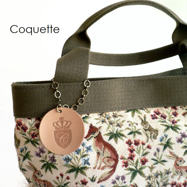 coquette/コケット 日本のレザーブランド 【サイズ】　1sz 　■W320(上部)・W230(下部) 　　H165×D120mm 　　(多少の誤差はあります） 　■内側オープンポケット×1 　■重量：約150g coquette（コ...