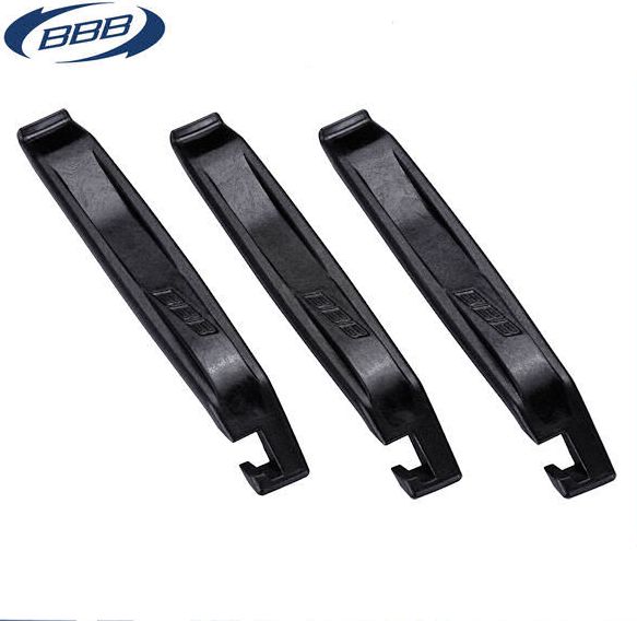 チューブのかみ込みが少ない形状の使いやすいタイヤレバー。 強度の高い高品質樹脂製で、3本がクリックオンで合体するので、携帯に便利です。 3本1組。 カラー：ブラック 3本 ご注文のタイミング次第では、在庫終了となる場合がございます。