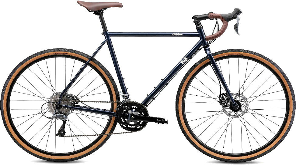 490サイズ1台入荷中！ FEATHER CX+の後継となるモデル。 トラディショナルなシルエットながら、最大タイヤサイズを700x45Cまで確保し、フレーム・フォークにダボ穴を豊富に設けたネオクラシックツアラー。 バイクパッキング・ロング...