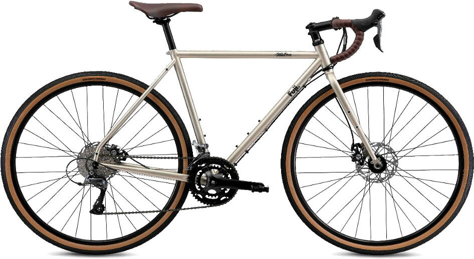 525サイズ1台入荷中！ FEATHER CX+の後継となるモデル。 トラディショナルなシルエットながら、最大タイヤサイズを700x45Cまで確保し、フレーム・フォークにダボ穴を豊富に設けたネオクラシックツアラー。 バイクパッキング・ロング...