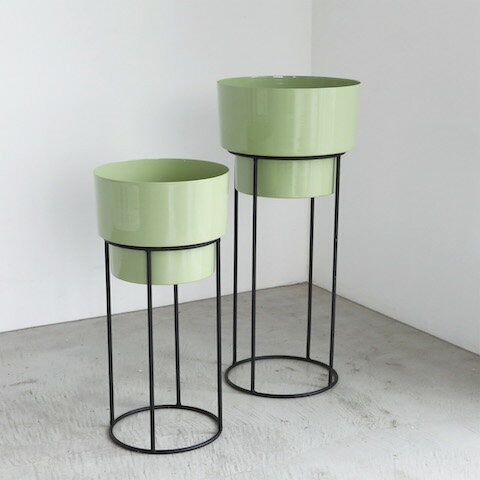 商品名：ピアグリーン・ポットカバースタンド コベントガーデン covent品　番：co-np-05サイズ：約W23〜27×H50.5〜60cm（）素　材：スチール詳　細：※屋外での使用について：防錆処理は施されておりますが、経年劣化により変...