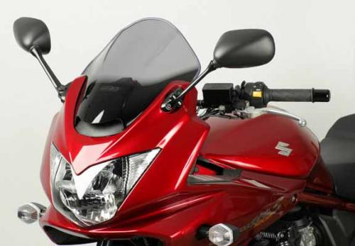 適合車種GSF650S 05-06 品番MS431C(クリア)MS431S(スモーク) タイプ形状スポイラー全体的にフラットな仕上げ、それでいてスポーティーな雰囲気を表現。スクリーンエンドの小さく跳ね上がったスポイラーが正面から来た空気を上...