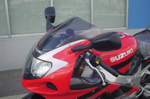 適合車種GSX-R1000 01-02 品番MO422C(クリア)MO422S(スモーク) タイプ形状オリジナルスタンダード形状のスクリーン。ノーマルの雰囲気を崩すことなく、何気なくそしてさり気なくドレスアップ。スクリーンのカラーを変えるこ...