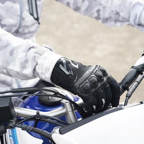 【商品説明】必要十分な機能を網羅したライディンググローブバイクグローブに求められる、プロテクション性（ナックルパッドや各所補強皮革）、被視認性（リフレクター）、利便性（スマホ対応指先）のほか、ストレッチ性や通気性などの基本的な機能を網羅した...