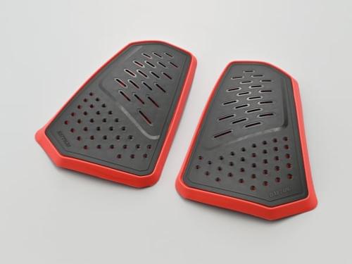 【商品説明】表にハードプロテクターの素材、裏はソフトプロテクターに使用される衝撃吸収素材を組み合わせ、高い安全性を誇る新発想プロテクター。耐摩耗、耐衝撃のハード＋衝撃吸収、肌当たりのソフトタイプ。両者の強みをこれ一つで。CE規格サイズに合わ...