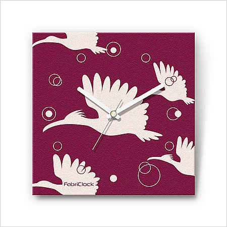 ■インテリアを豊かにするファブリック掛時計。 ■素朴さと温かみが住空間・商空間など様々な場所に馴染みます。 ■色々な種類のデザインバリエーションを用意。 ●ファブリック感を出すために、太糸アムンゼン織の生地をセレクトしています。 ●全面をフ...