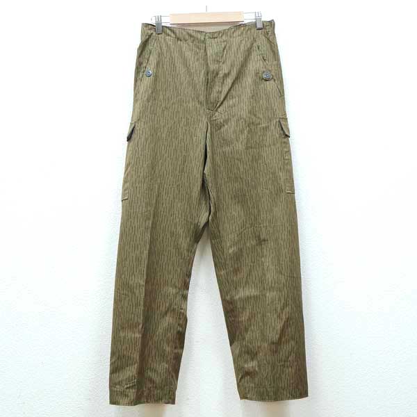 実物 ドイツ軍 レインドロップカモ カーゴパンツ！! 東西ドイツ統一以前の1960年代頃のデッドストック。 雨だれのようなレインドロップ迷彩と呼ばれる独特の柄。 ポケットは腰X2、カーボポケットX2、後は無し。 ウェスト部に3箇所のサスペン...
