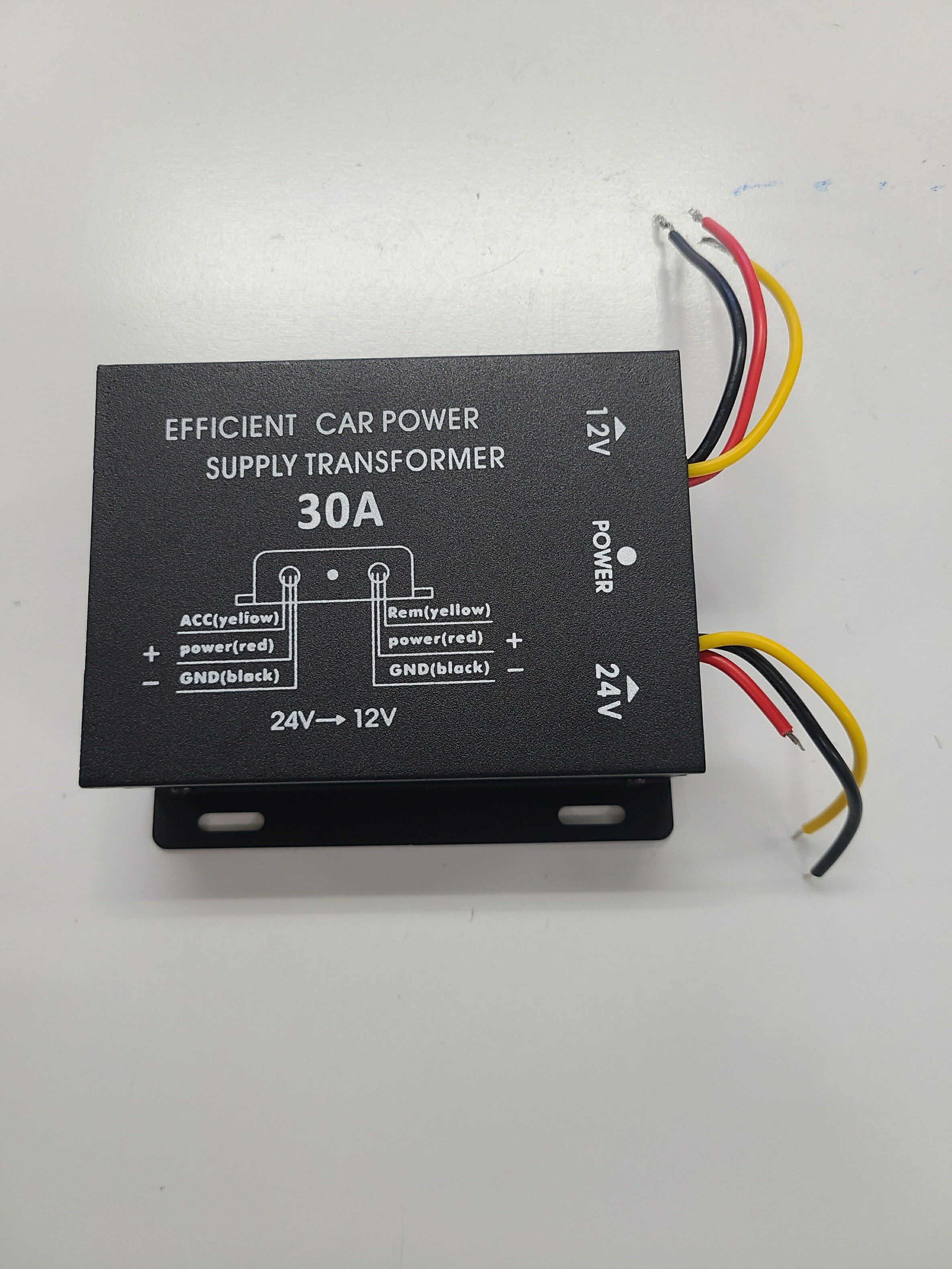 ★★商品説明★★ジャンク品につき返品・交換は出来かねます。 ご了承頂ける方のみご購入下さいませ。 通常より配線が短い為、安値で出品しております。トラックや大型車に使用されているDC24V電源を、普通車(DC12V)電源に変換するDCDCコン...