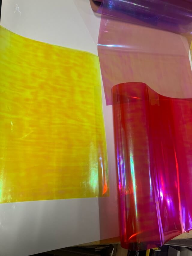 ★★商品説明★★浮き、傷がある為 　半値で販売いたします。 カメレオンタイプはレインボーに輝き、見る角度で表情が変わるマジョーラタイプ！ 正面から見ると、普通のカラーフィルムですが、光に反射することでカメレオンの如く虹色に変化し抜群のドレス...