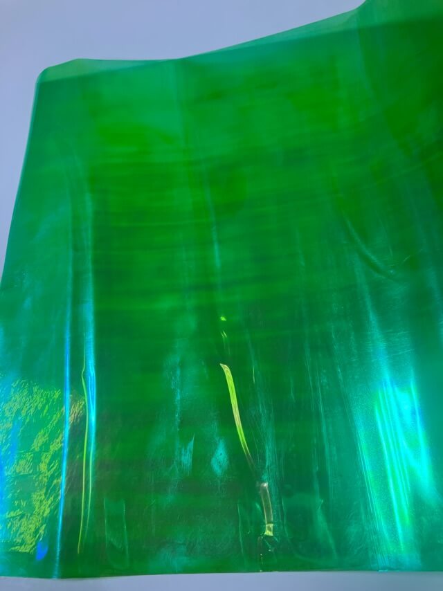 ★★商品説明★★浮き、傷がある為 　半値で販売いたします。 カメレオンタイプはレインボーに輝き、見る角度で表情が変わるマジョーラタイプ！ 正面から見ると、普通のカラーフィルムですが、光に反射することでカメレオンの如く虹色に変化し抜群のドレス...