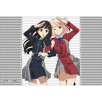 『リコリス・リコイル』より、ラバーマットが登場！【商品仕様】裏面ラバー製プレイマット1枚入りサイズ：横52×縦35cm　厚さ：2mm素材：ポリエステル、ラバー表面：4色印刷メーカー名：ブシロード/原作名：リコリス・リコイル