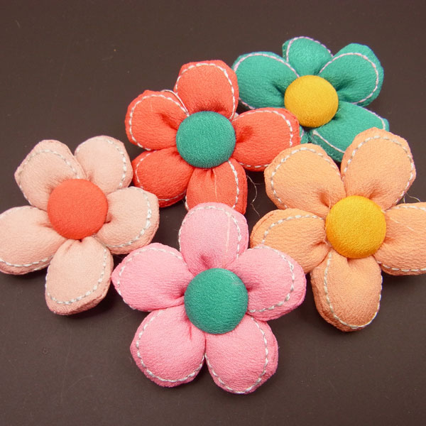 ★内容：手芸モチーフ ★数量：5個 ★サイズ：45mmほど ※糸のほつれ、糸の後処理、接着剤のはみ出し、 パーツの片寄りなどがございます。