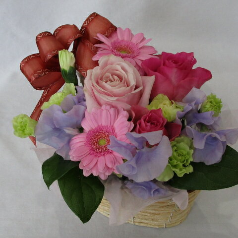 お花のお色合いのご指定は　承ります。お気軽にお申し付け下さい。バスケットが若干変更になる事があります。 商品説明 各種お祝い・記念日・プレゼント　 花材 バラ・ミニバラ・ガーベラ・spカーネーション/生花　 サイズ 横幅：約18cm