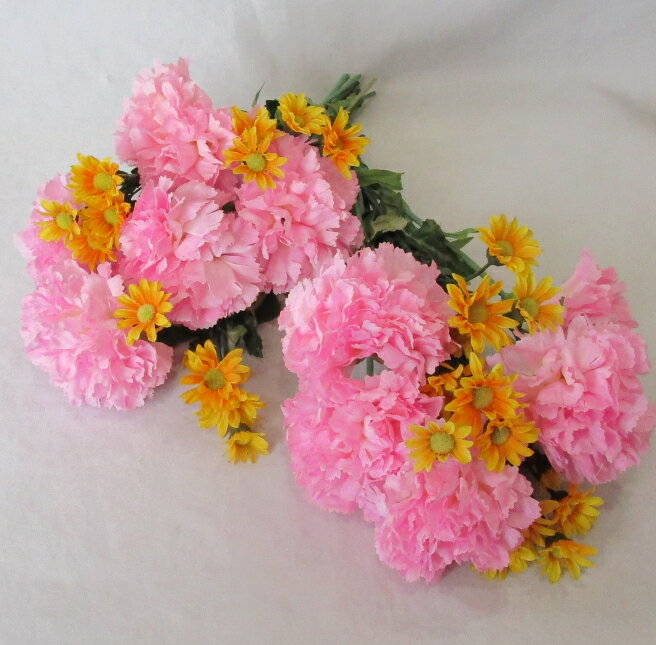 商品説明 【造花】法要・お供え・仏花　 花材造花　菊　カーネーション サイズ長さ：約30cm（足の長さ含む） 大切な方へ贈るお祝いやプレゼントに最適なギフト対応を承ります。 各商品に付いているアイコンの説明は以下の通りです。 ●●●セロファ...
