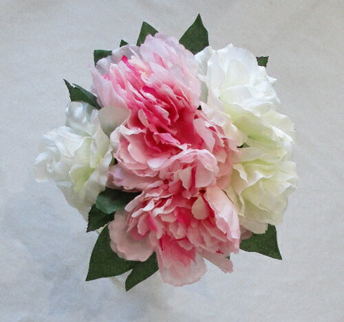 こちらのブーケはアートフラワー〔造花〕です。 お受け取りご希望日をお知らせ下さい。 商品説明 ウエディングブーケ　ブーケ・ブートニア・コサージピン付 花材 しゃくやく・バラ・グリーン/アートフラワー（造花） サイズ22 cm 横幅:約22c...