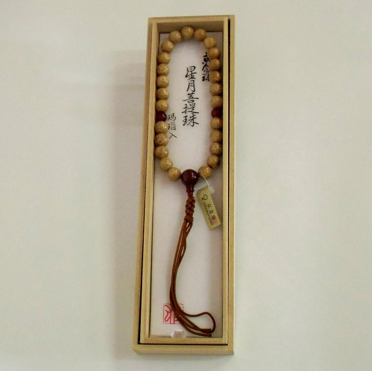 天然木の星月菩提樹に正絹（シルク）の頭房を使った高級男性用数珠です玉の種類天然の星月菩提樹の実 親玉、二天玉に瑪瑙玉のパワー・意味星月菩提樹を含む菩提樹の実は数珠の中で最上とされています。お釈迦様が菩提樹の木の下で悟りをお開きになったとされ...