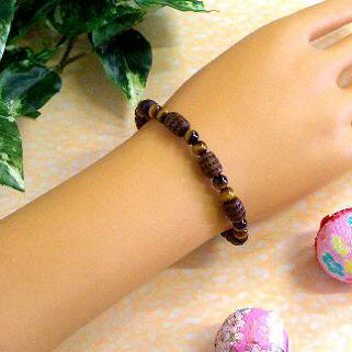 8ミリ×9ミリの俵型の栴檀の般若心経彫りの玉と6ミリの虎眼石の丸玉のコンビブレスレットです。プラスチックケースにお入れいたします。 栴檀の玉に1文字1文字丁寧に二百と六十余文字の般若心経が彫られています。 玉栴檀玉のサイズと数 俵型般若心経...