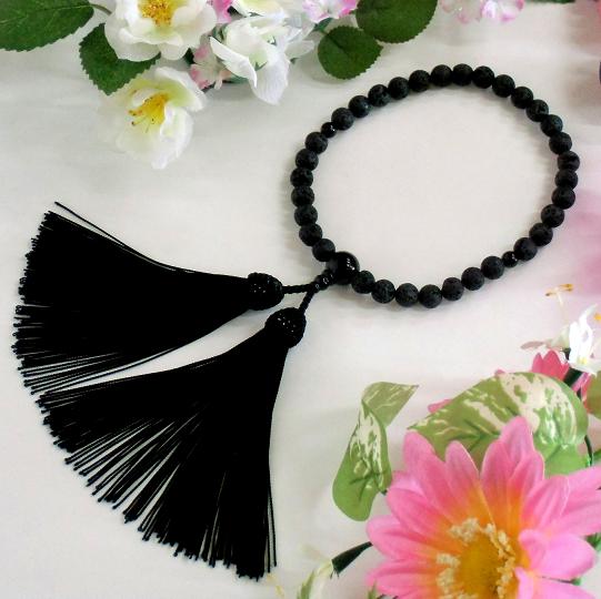 天然石のラヴァストーン（溶岩石）とブラックオニキスを使い、正絹（シルク）の頭房を使った高級女性用数珠です玉の種類ラヴァストーン（溶岩石）・ブラックオニキス 商品説明ラヴァストーン（溶岩石）：火山から噴出される溶岩が固まってできたパワーストー...