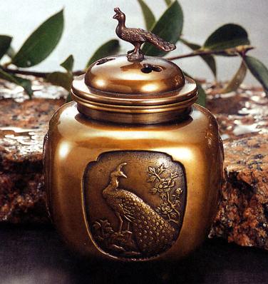 高岡銅器　香炉・香立て 素材 青銅(ブロンズ)製 付属 桐箱入り サイズ（センチ） 高さ：約15．5×幅：約10．5×奥行：約10．5 高岡銅器 高岡銅器は、1611年二代目加賀藩主前田利長が、高岡築城に際し、城下の繁栄をはかる産業政策とし...