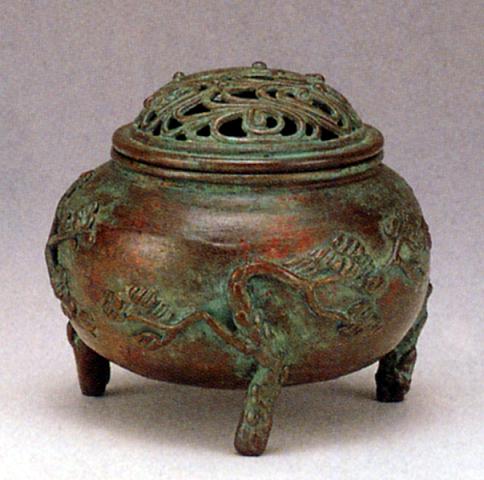 高岡銅器　香炉・香立て 作者 須賀月芳 素材 蝋型青銅(ブロンズ)製 付属 桐箱入り サイズ（センチ） 高さ：約8．3×幅：約9．6 高岡銅器 高岡銅器は、1611年二代目加賀藩主前田利長が、高岡築城に際し、城下の繁栄をはかる産業政策として...