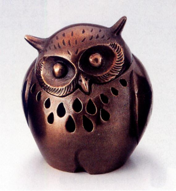 高岡銅器　香炉・香立て 作家 大森孝志 素材 蝋型青銅(ブロンズ)製 付属 桐箱入り サイズ（センチ） 高さ：約8．3×幅：約7．5×奥行：約7．8 高岡銅器 高岡銅器は、1611年二代目加賀藩主前田利長が、高岡築城に際し、城下の繁栄をはか...