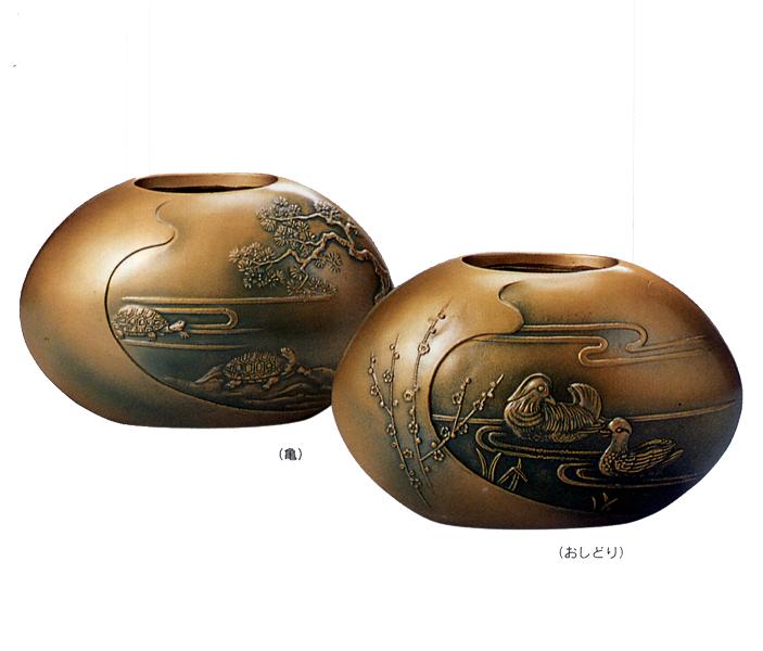 高岡銅器　花器・花瓶 素材 合金製 サイズ（センチ） 高さ約10．5×幅：約16．0×奥行：約8．5 高岡銅器 高岡銅器は、1611年二代目加賀藩主前田利長が、高岡築城に際し、城下の繁栄をはかる産業政策として鋳物師を招き、鋳物工場を開設した...