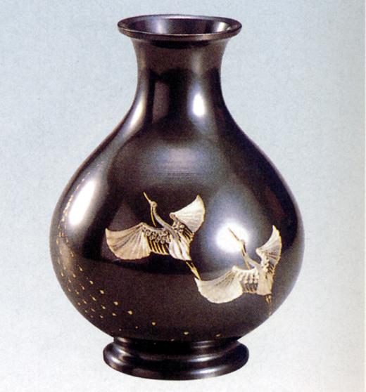 高岡銅器　花器・花瓶 素材 青銅（ブロンズ）製 1本1本手彫りですので、若干模様に違いが生じますのでご了承ください サイズ（センチ） 高さ約18．7×幅：約14．0×奥行：約14．0 高岡銅器 高岡銅器は、1611年二代目加賀藩主前田利長が...