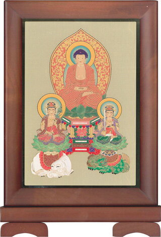 三尊仏・輝三尊のミニスタンド額です。※2枚目画像は使用例です。 品質表示 地金ステンレス製（24KGP）レーザー彫金加工強インク彩色加工 サイズ 約135ミリ×200ミリ　160g ※ 家内安全 家業繁栄 商売繁盛 千客万来 子孫長久 夫婦...