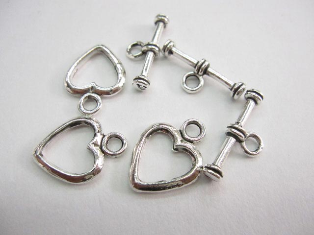 商品説明ブレスレットやネックレスの留め具として使用するマンテル。リングとバー1つずつの1セット販売です。人気のあるハートモチーフの留め具です。コチラの商品はまとめ買いでとてもお得な【パック販売】もございます。サイズ・数量リング：約14×19...