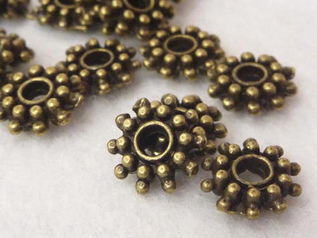 商品説明花形のスペーサーです。10mm〜14mmほどのビーズなどにおすすめです。コチラの商品は少数でお買い求めやすい【少数販売】もございます。サイズ・数量約10mm約100個色真鍮古美注意こちらの商品は約100個となっておりますが、グラム換...
