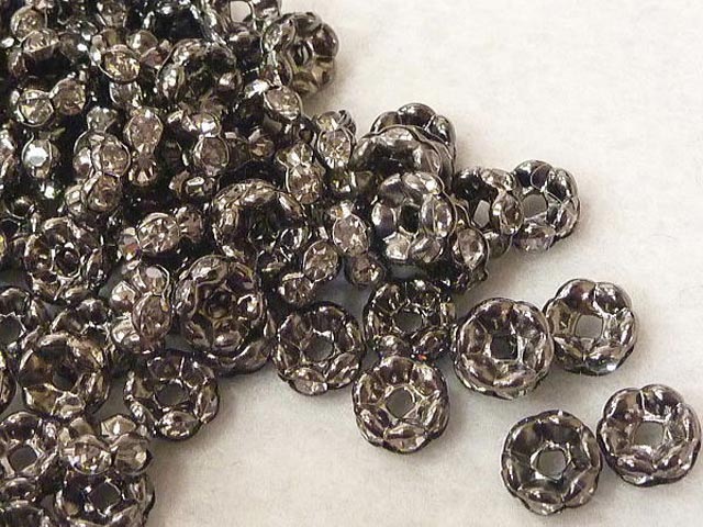商品説明ビーズアクセサリーの定番パーツのひとつ、ロンデルです。ビーズの間に挟み、デザイン性を高めてくれます。コチラの商品はまとめ買いでとてもお得な【パック販売】もございます。サイズ・数量約6mm10個色ガンメタ(メタリックグレー)注意　