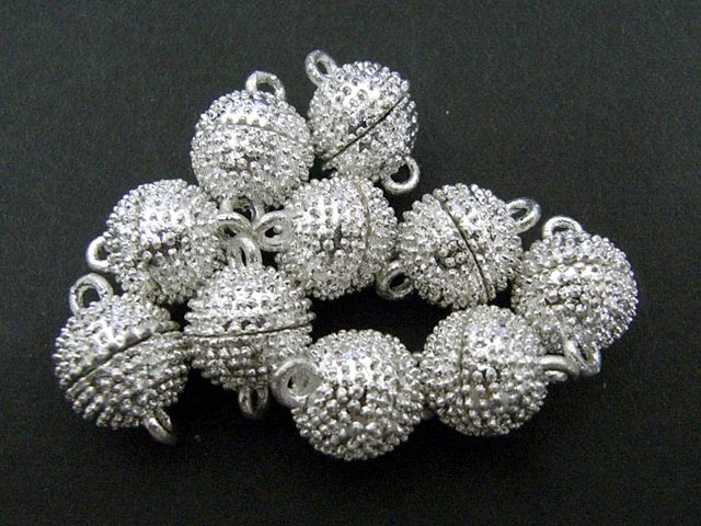 商品説明磁石式留め具、マグネットクラスプです。簡単に取り外しが出来るのでとても人気のある商品です。ネックレスやブレスレットにご使用いただけます。引き輪などの小さい留め具が着けにくく不便に感じる方におすすめです♪コチラの商品はまとめ買いでとて...