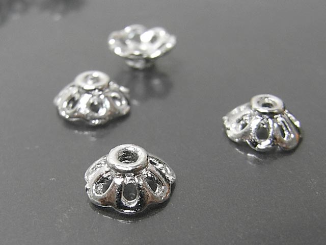 商品説明ビーズに被せて装飾するパーツです。シンプルなデザインなので色々なアクセサリーに使えます。約8〜12mmほどのビーズにちょうど良いサイズです♪（目安）コチラの商品はまとめ買いでとてもお得な【パック販売】もございます。サイズ・数量約8m...