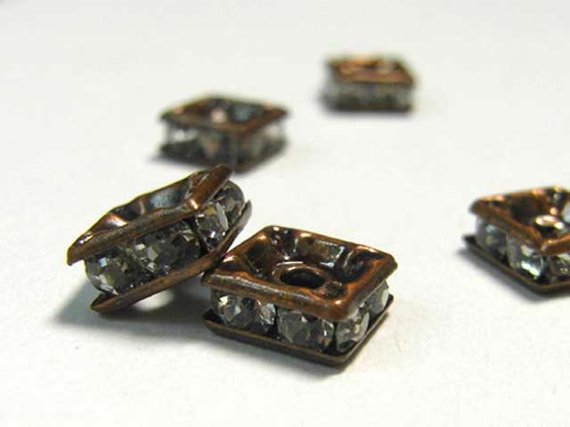 商品説明ビーズアクセサリーの定番パーツのひとつ、ロンデルです。四角形のタイプで、円柱型とは違ったイメージのアクセサリーが作れます。ビーズの間に挟んだり、他のパーツと組み合わせて使うなど色々なアクセサリーに使用できます。コチラの商品はまとめ買...