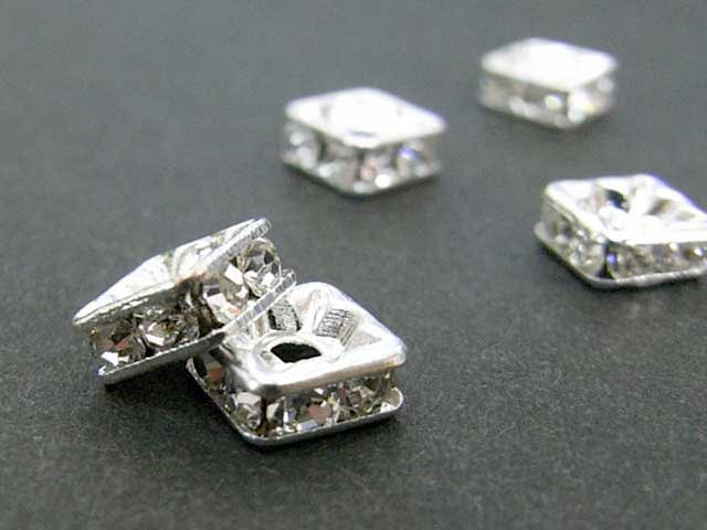 商品説明ビーズアクセサリーの定番パーツのひとつ、ロンデルです。四角形のタイプで、円柱型とは違ったイメージのアクセサリーが作れます。ビーズの間に挟んだり、他のパーツと組み合わせて使うなど色々なアクセサリーに使用できます。コチラの商品はまとめ買...