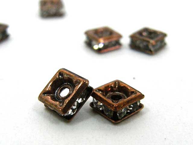 商品説明ビーズアクセサリーの定番パーツのひとつ、ロンデルです。四角形のタイプで、円柱型とは違ったイメージのアクセサリーが作れます。ビーズの間に挟んだり、他のパーツと組み合わせて使うなど色々なアクセサリーに使用できます。コチラの商品はまとめ買...