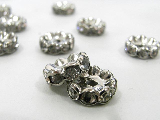 商品説明ビーズアクセサリーの定番パーツのひとつ、ロンデルです。ビーズの間に挟んだり、他のパーツと組み合わせて使うなど色々なアクセサリーに使用できます。コチラの商品はまとめ買いでとてもお得な【パック販売】もございます。サイズ・数量約10mm1...