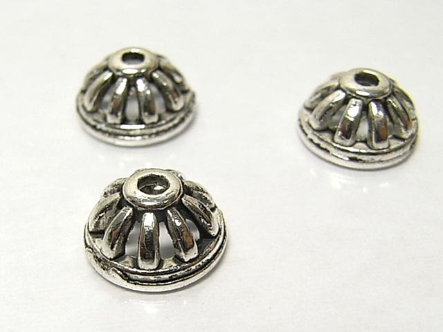 商品説明ビーズに被せて装飾するパーツです。10〜14mmほどのビーズにちょうど良いサイズです（目安）♪コチラの商品はまとめ買いでとてもお得な【パック販売】もございます。サイズ・数量約10mm10個色シルバー(銀古美)注意　