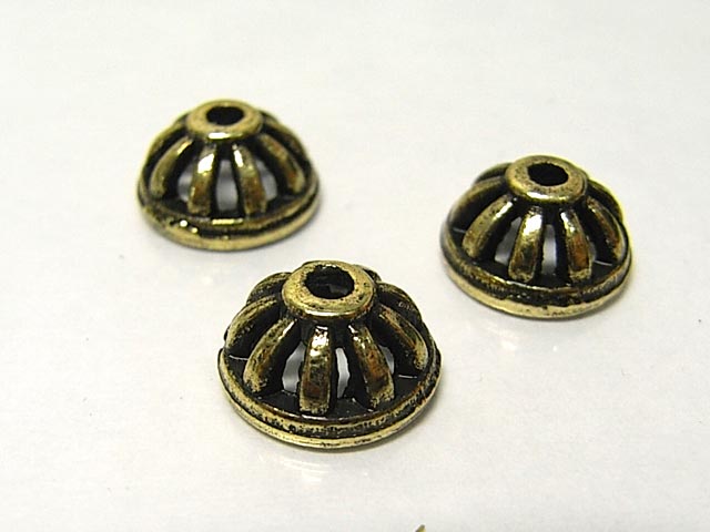 商品説明ビーズに被せて装飾するパーツです。10〜14mmほどのビーズにちょうど良いサイズです（目安）♪コチラの商品はまとめ買いでとてもお得な【パック販売】もございます。サイズ・数量約10mm10個色真鍮古美注意　