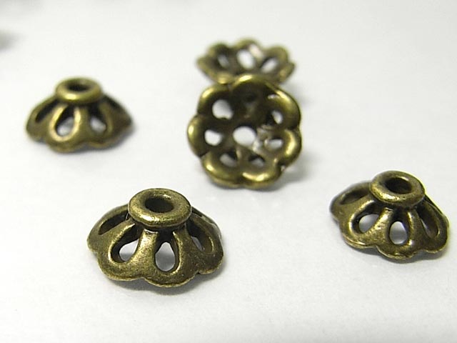 商品説明コチラの商品は少数でお買い求めやすい【少数販売】もございます。サイズ・数量約8mm約100個色真鍮古美注意こちらの商品は約100個となっておりますが、グラム換算で数えておりますので数個程度の誤差が生じる場合がございます。また数個程度...